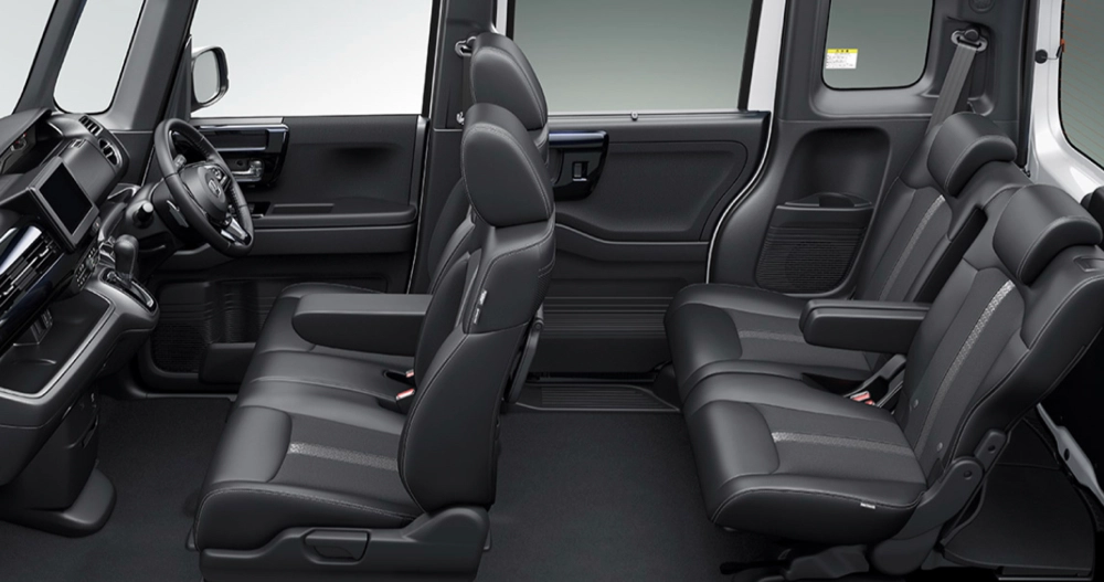 N-BOXカスタムの内装は？特徴や収納、旧モデルとの比較 | 車購入のお役立ち情報カミタケマガジン