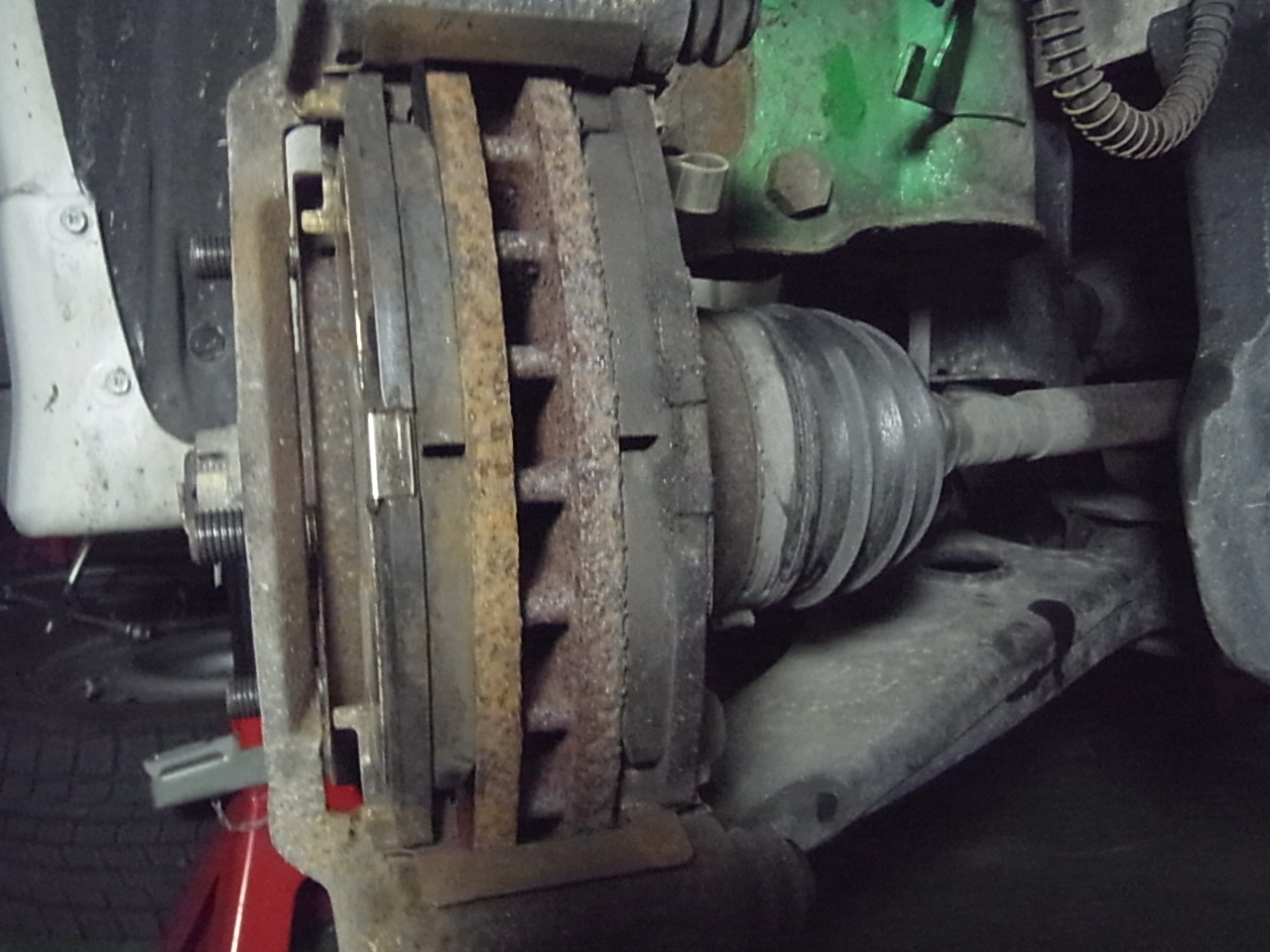 車のブレーキクリーニングは必須？清掃費用や作業頻度、車検時に必要になるのか徹底解説 | 車購入のお役立ち情報カミタケマガジン